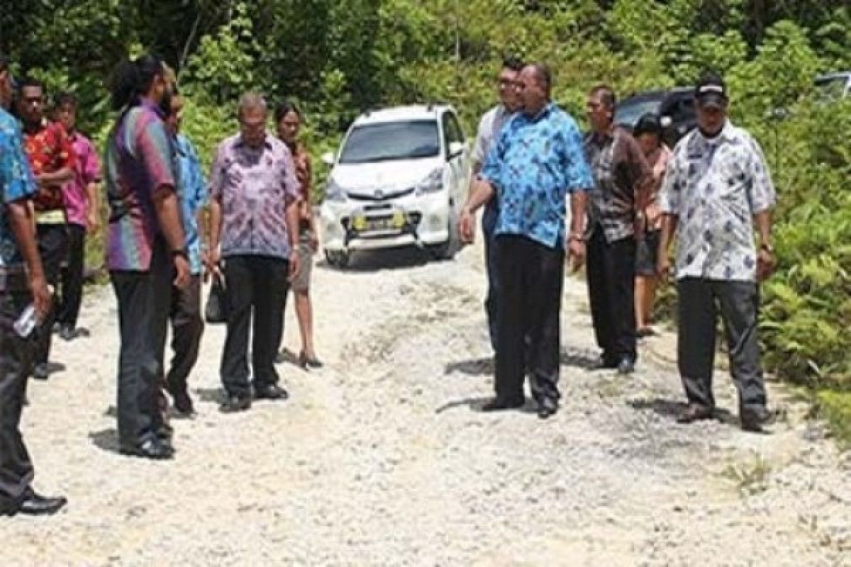 Jalan Anemi-Kakur di Biak Numfor terkikis akibat abrasi - ANTARA News Papua