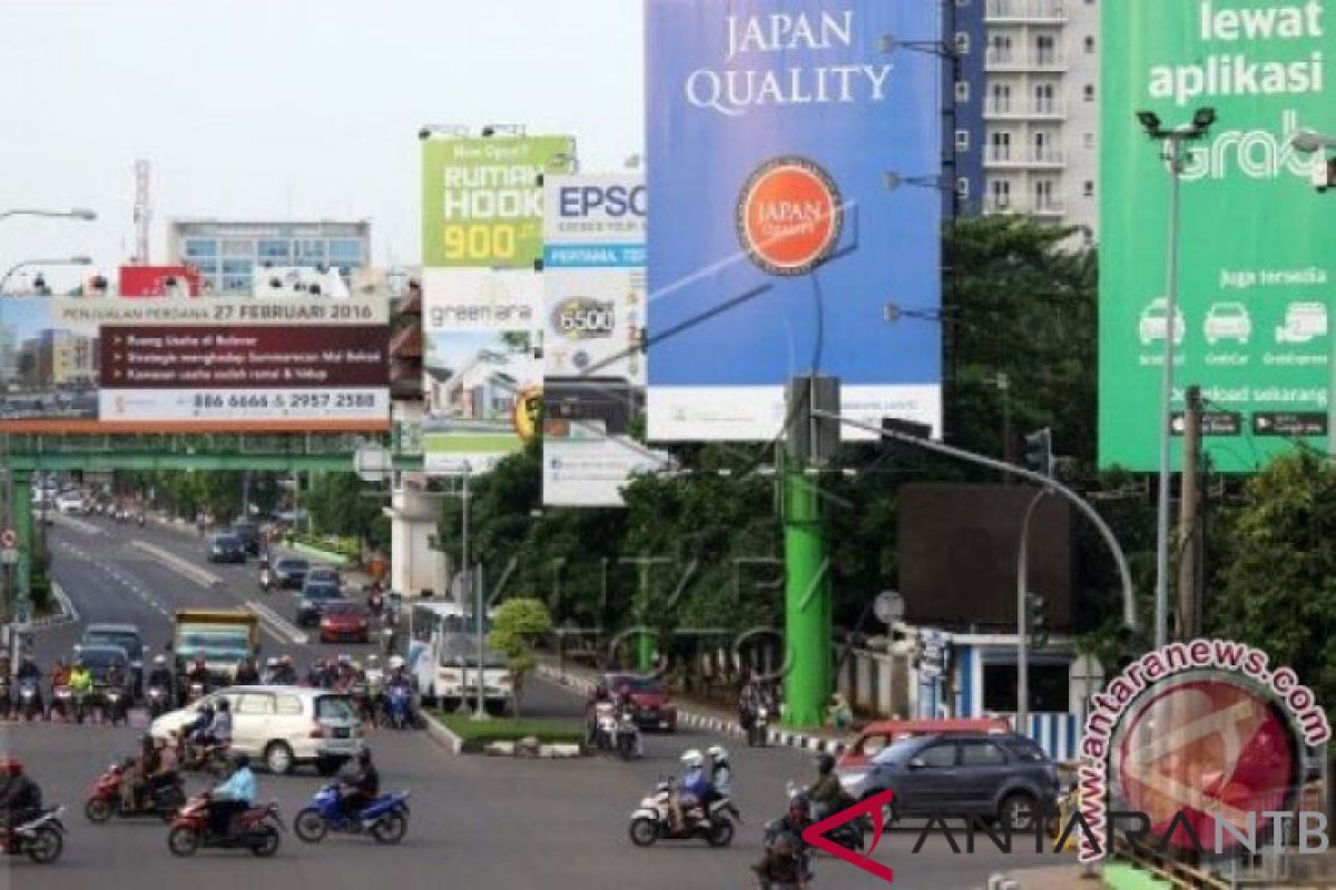 Papan reklame di Jalan Majapahit roboh tapi tersangkut pohon - ANTARA ...