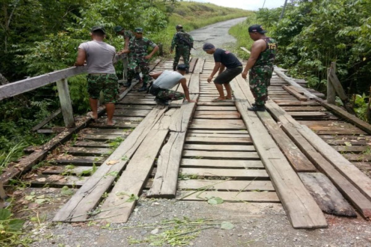 TNI bantu warga perbaiki jembatan di Senggi - ANTARA News Papua
