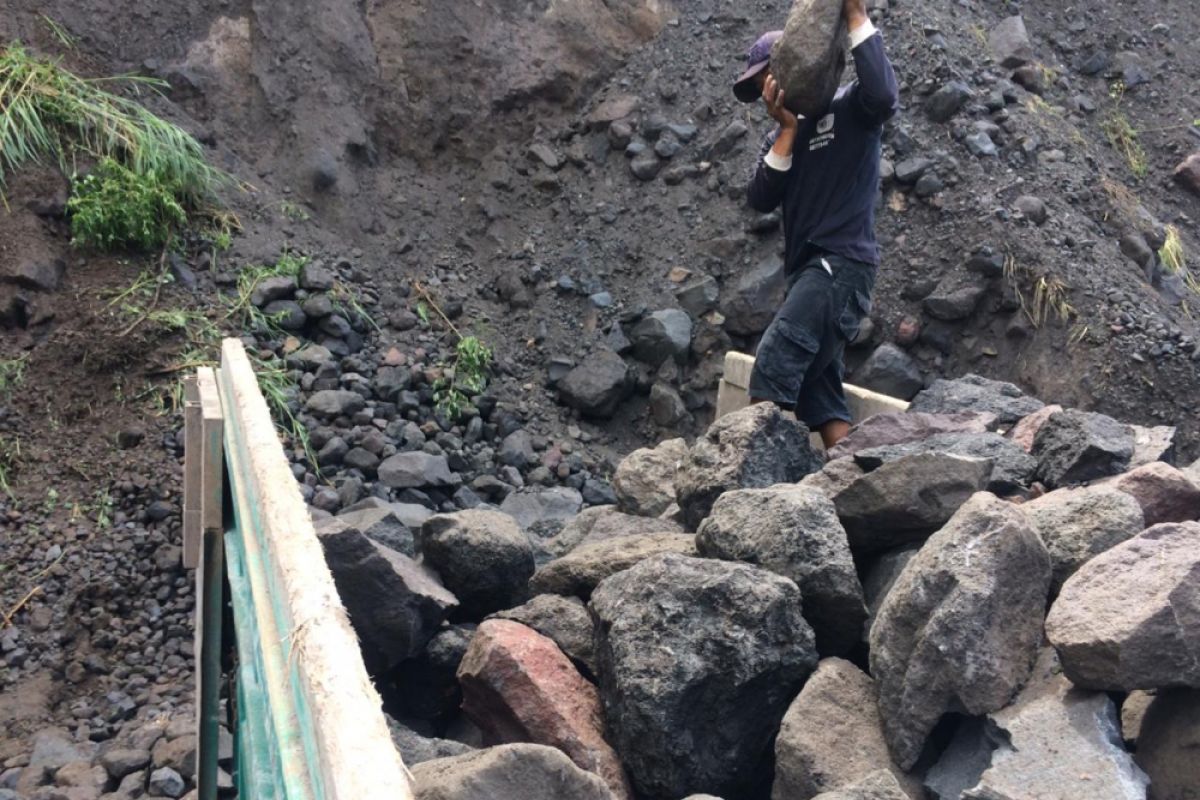 Lereng Merapi Sleman dilanda hujan abu tipis - ANTARA News Yogyakarta ...