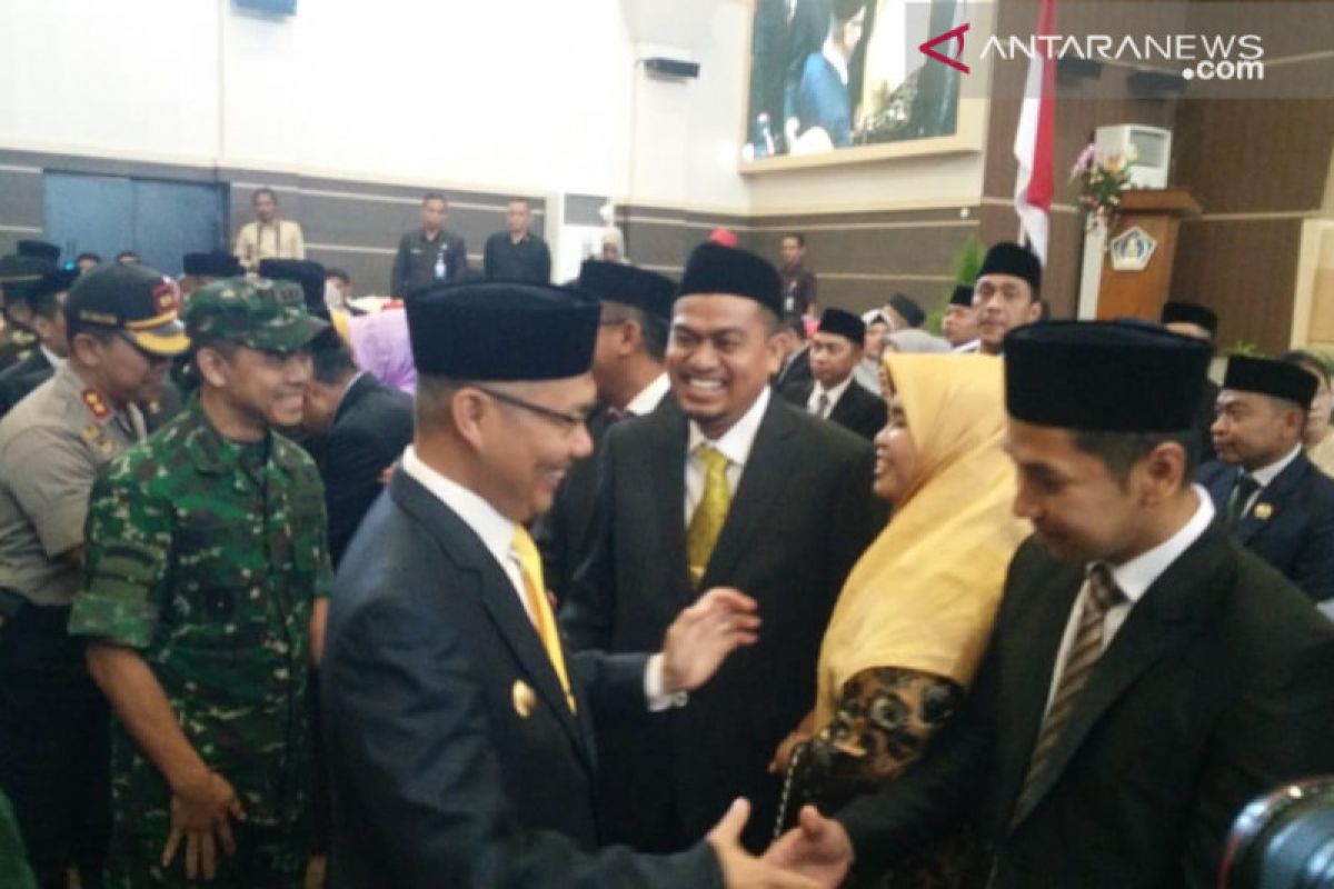 Resmi dilantik, 35 anggota DPRD Kendari terpilih - ANTARA News Sulawesi ... Resmi dilantik, 35 anggota DPRD Kendari terpilih - ANTARA News Sulawesi ...