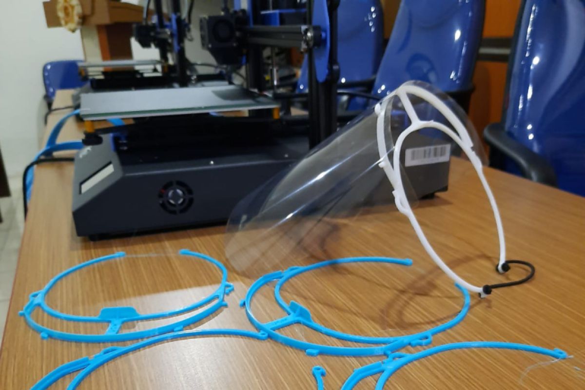 Deru UGM produksi pelindung wajah untuk tenaga medis - ANTARA News ...