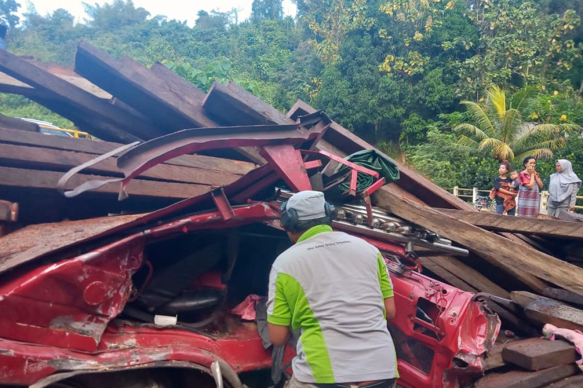 Mobil truk pengangkut kayu terbalik di Kolaka - ANTARA News Sulawesi ...