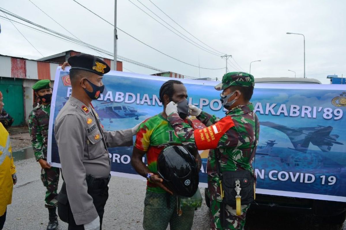 Prajurit TNI-Polri Timika bagikan masker kepada warga - ANTARA News Papua