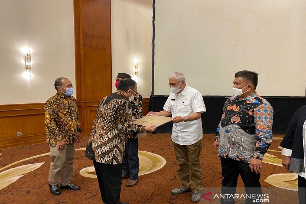 Kain Tenun Kumohu Buton Tengah resmi menjadi WBTB di Indonesia - ANTARA ...