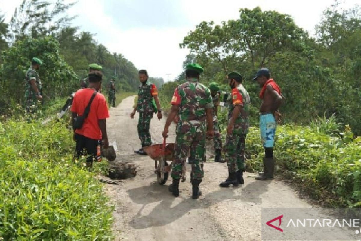 TNI bersama warga perbaiki jembatan kampung Wari Sarmi - ANTARA News Papua TNI bersama warga perbaiki jembatan kampung Wari Sarmi - ANTARA News Papua