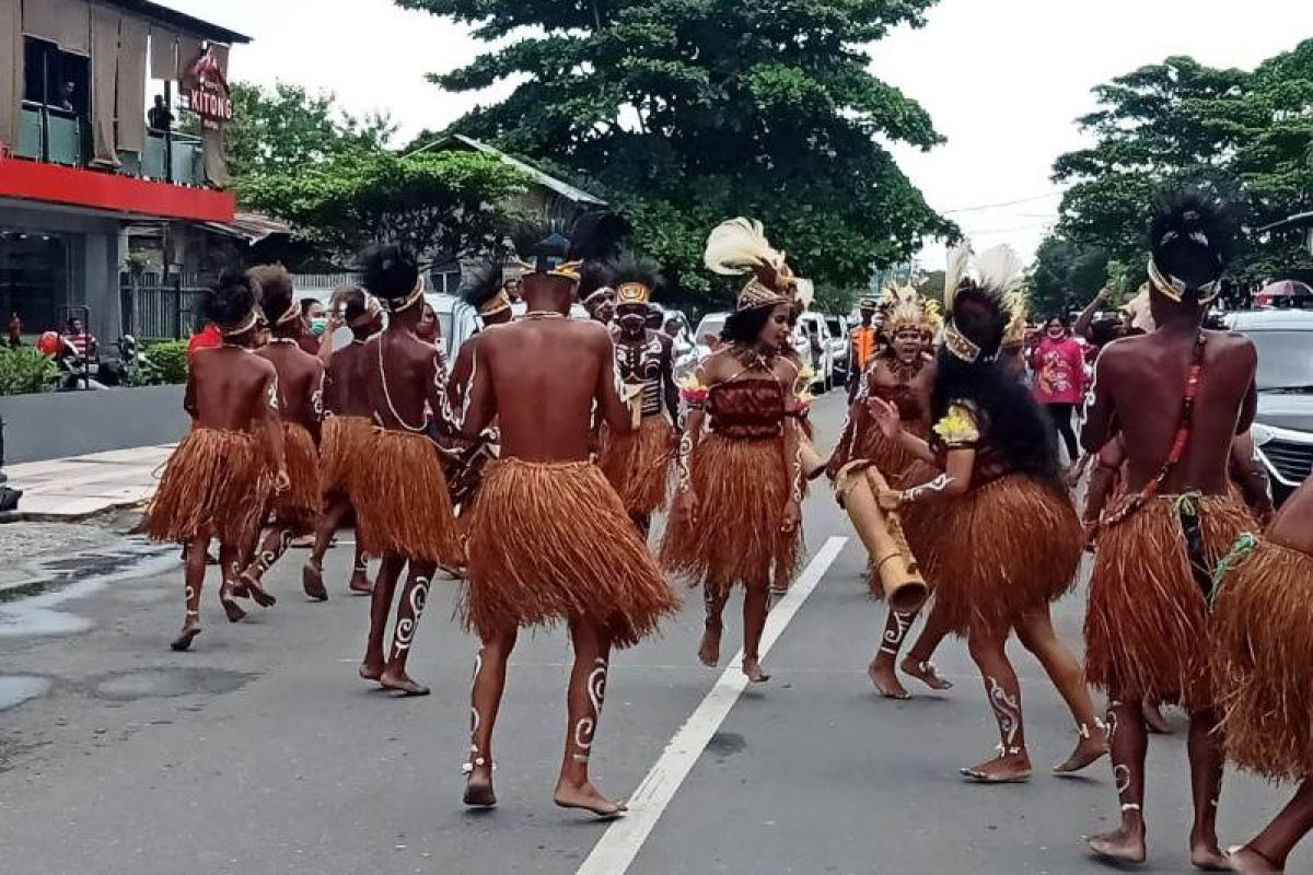 1.200 penari Biak Numfor ikuti parade tarian Wor-Yospan - ANTARA News Papua