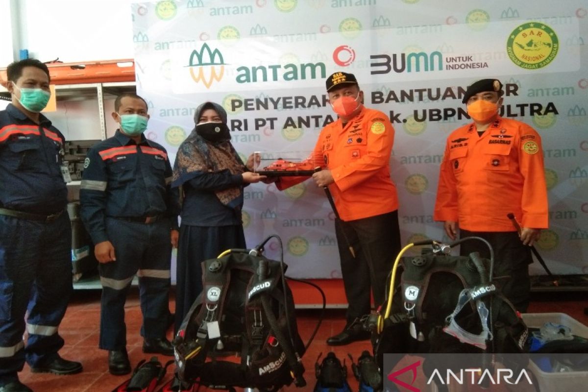 PT Antam serahkan bantuan alat selam kepada Basarnas Kendari - ANTARA News Sulawesi Tenggara ...