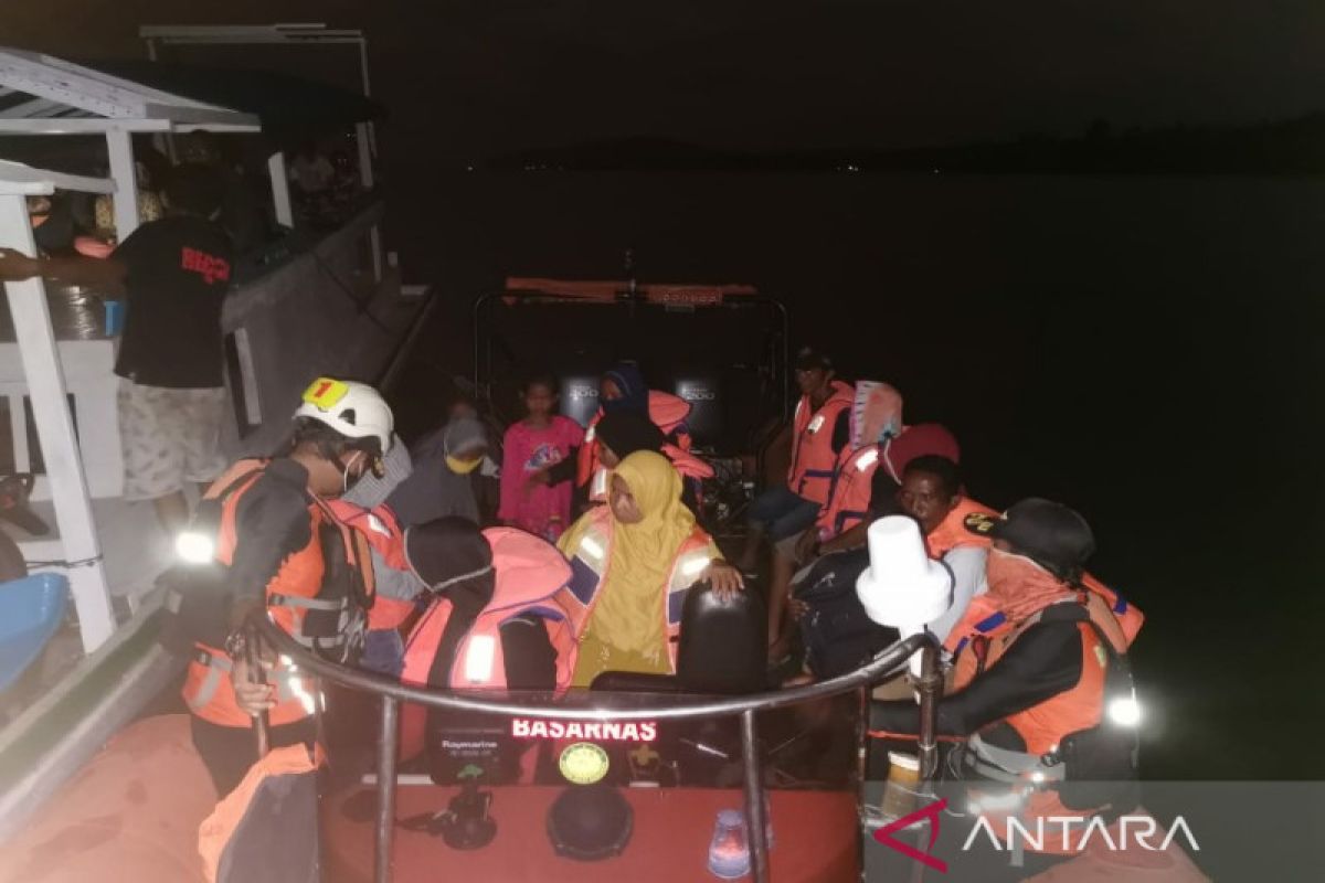 Basarnas Kendari evakuasi kapal mati mesin di Buton Selatan - ANTARA News Sulawesi Tenggara ...