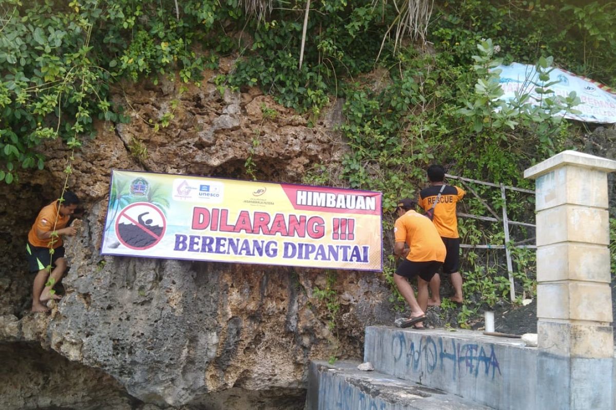 SAR Satlinmas Gunung Kidul memasang rambu-rambu rawan longsor - ANTARA ...