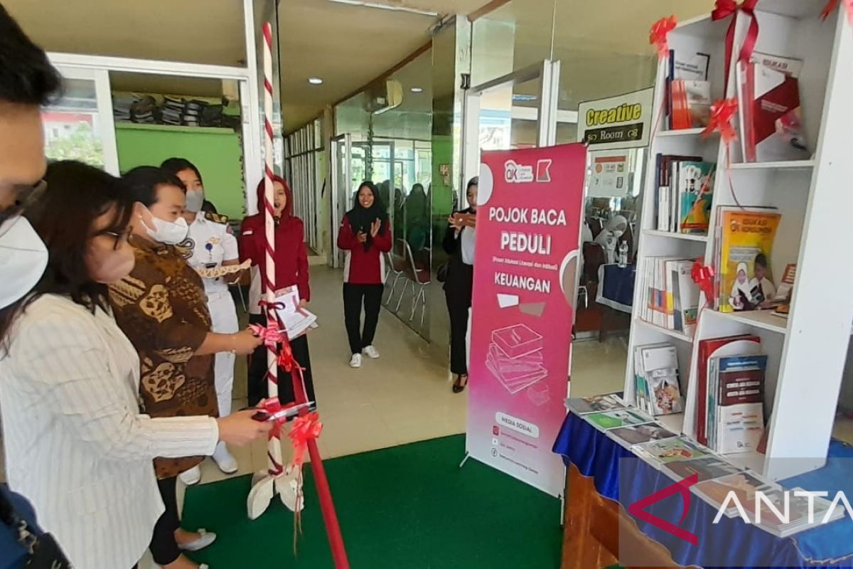 OJK meresmikan pojok baca peduli keuangan di kampus IDB Kendari - ANTARA News Sulawesi Tenggara ...