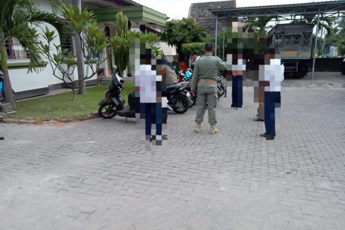Asyik nongkrong di warkop, puluhan pelajar membolos terjaring patroli Satpol PP Lotim - ANTARA ...