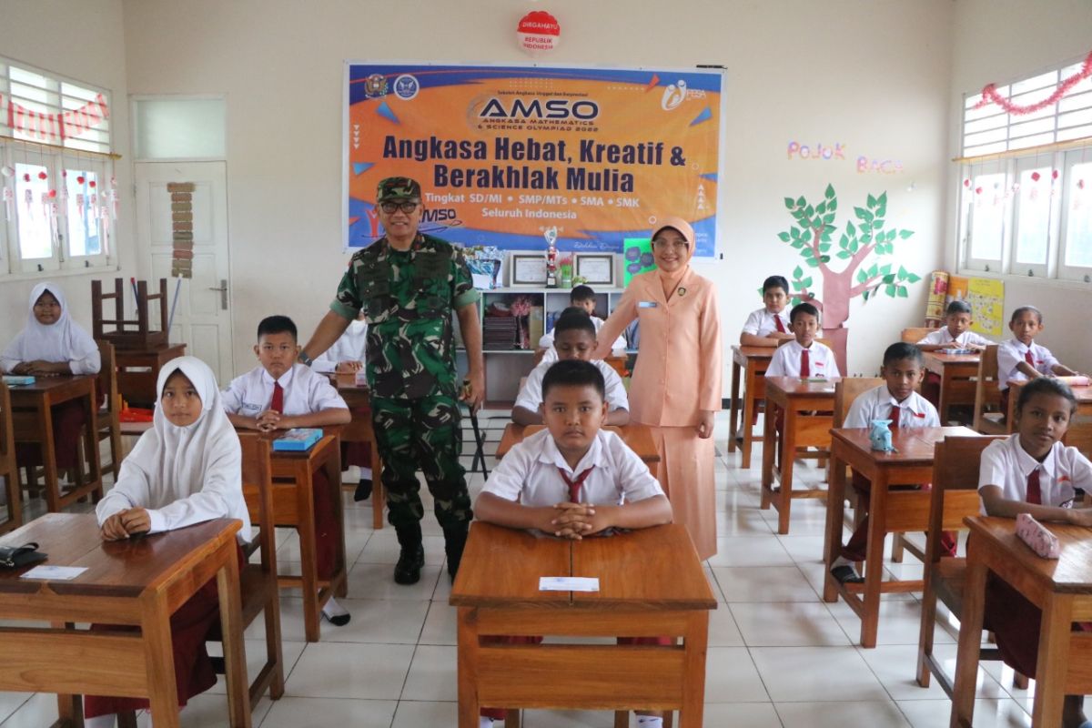 Danlanud Silas Papare beri semangat siswa SD Angkasa ikut seleksi Amso ...