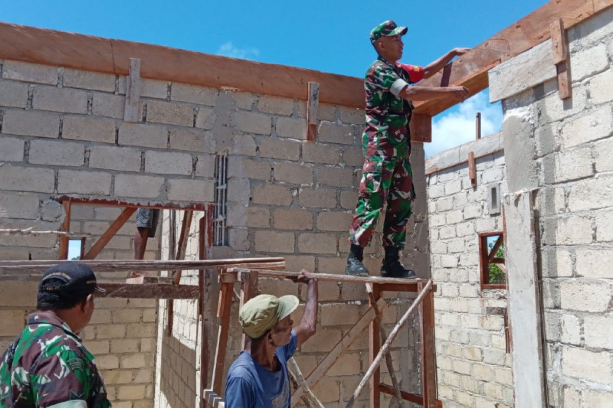 Koramil Biak Timur bantu bangun rumah warga - ANTARA News Papua Koramil Biak Timur bantu bangun rumah warga - ANTARA News Papua