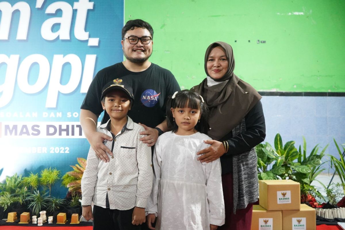 Anak penjual minuman peroleh Kartu Indonesia Pintar - ANTARA News Yogyakarta - Berita Terkini ...