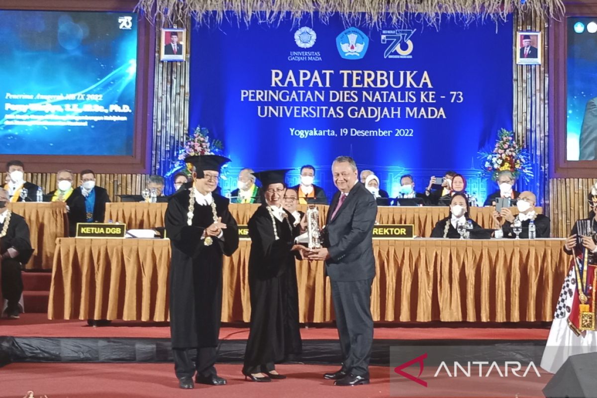 Gubernur BI menerima anugerah Hamengku Buwono IX Award dari UGM ...