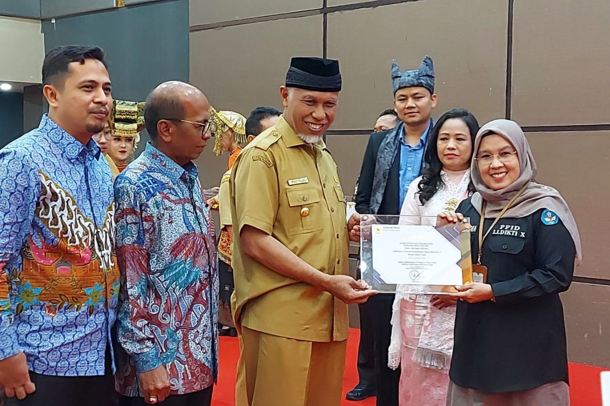 LLDIKTI Wilayah X terima tiga Penghargaan Keterbukaan Informasi Publik 2022 - ANTARA Sumbar