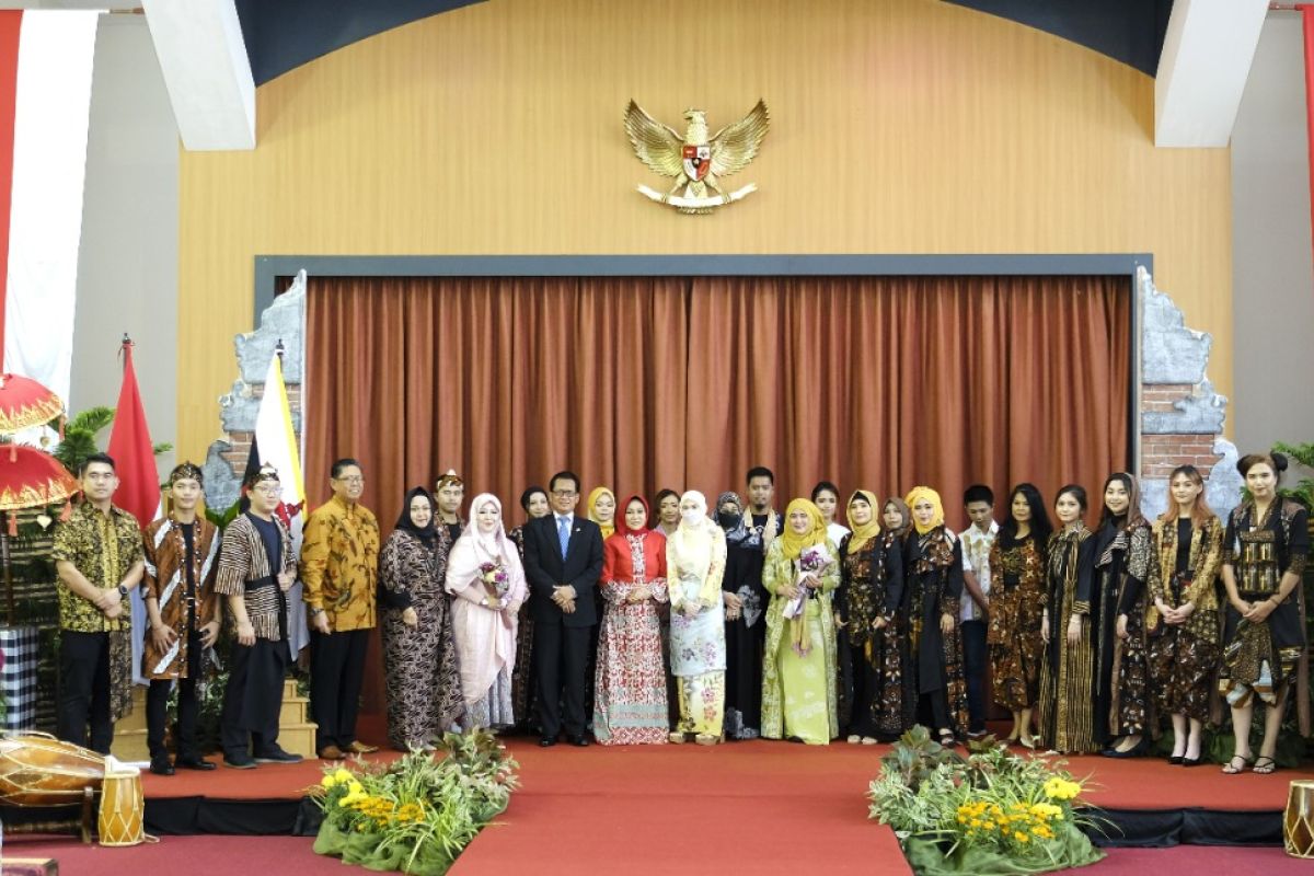 KBRI gelar peragaan batik di Brunei - ANTARA News Yogyakarta - Berita ...