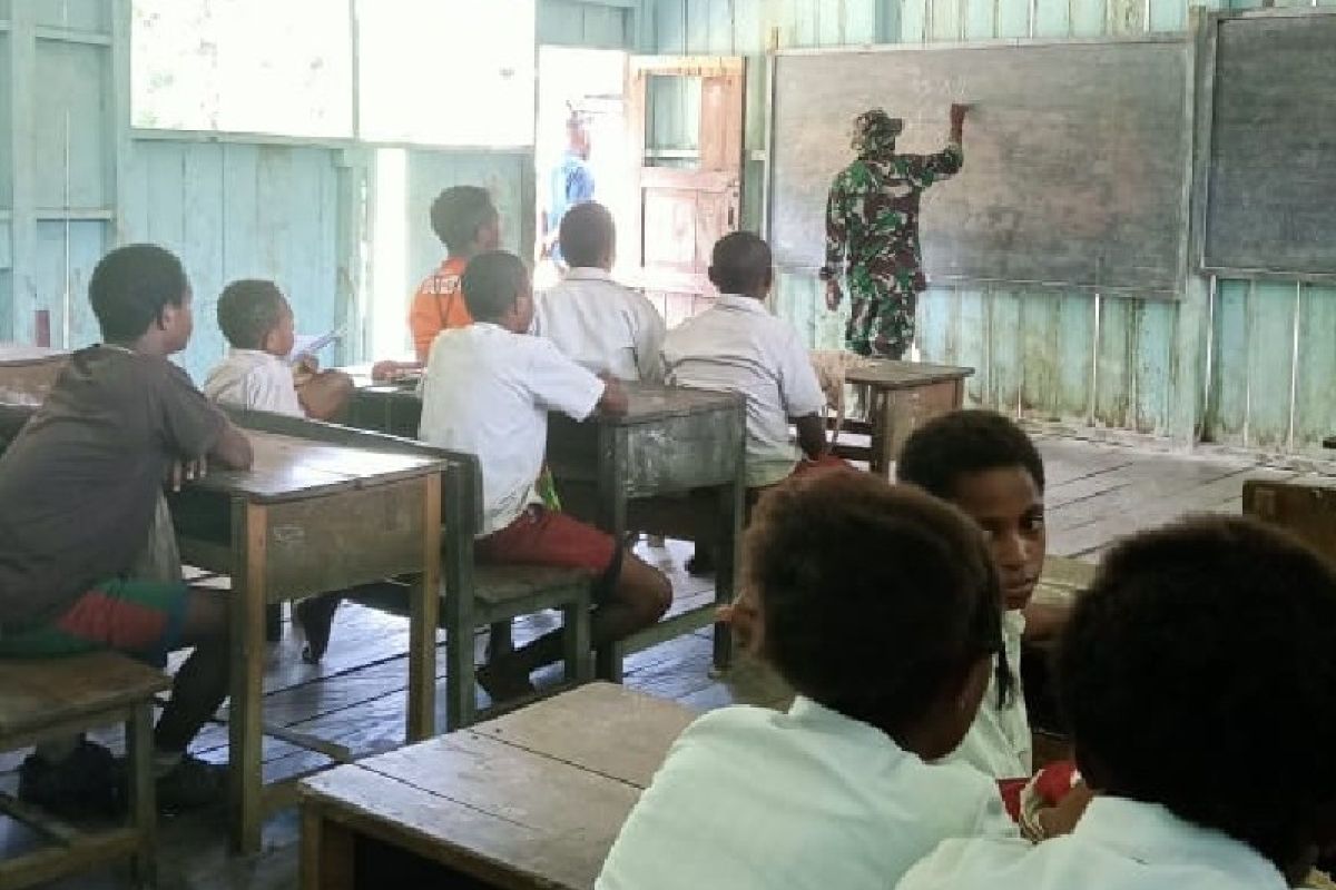 Koramil 1715-05/Batom membantu mengajar di SD Inpres perbatasan RI-PNG ...