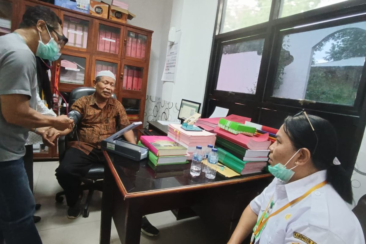 Kejari Sikka tahan dua tersangka kasus korupsi dana COVID-19 - ANTARA News Kupang, Nusa Tenggara ...