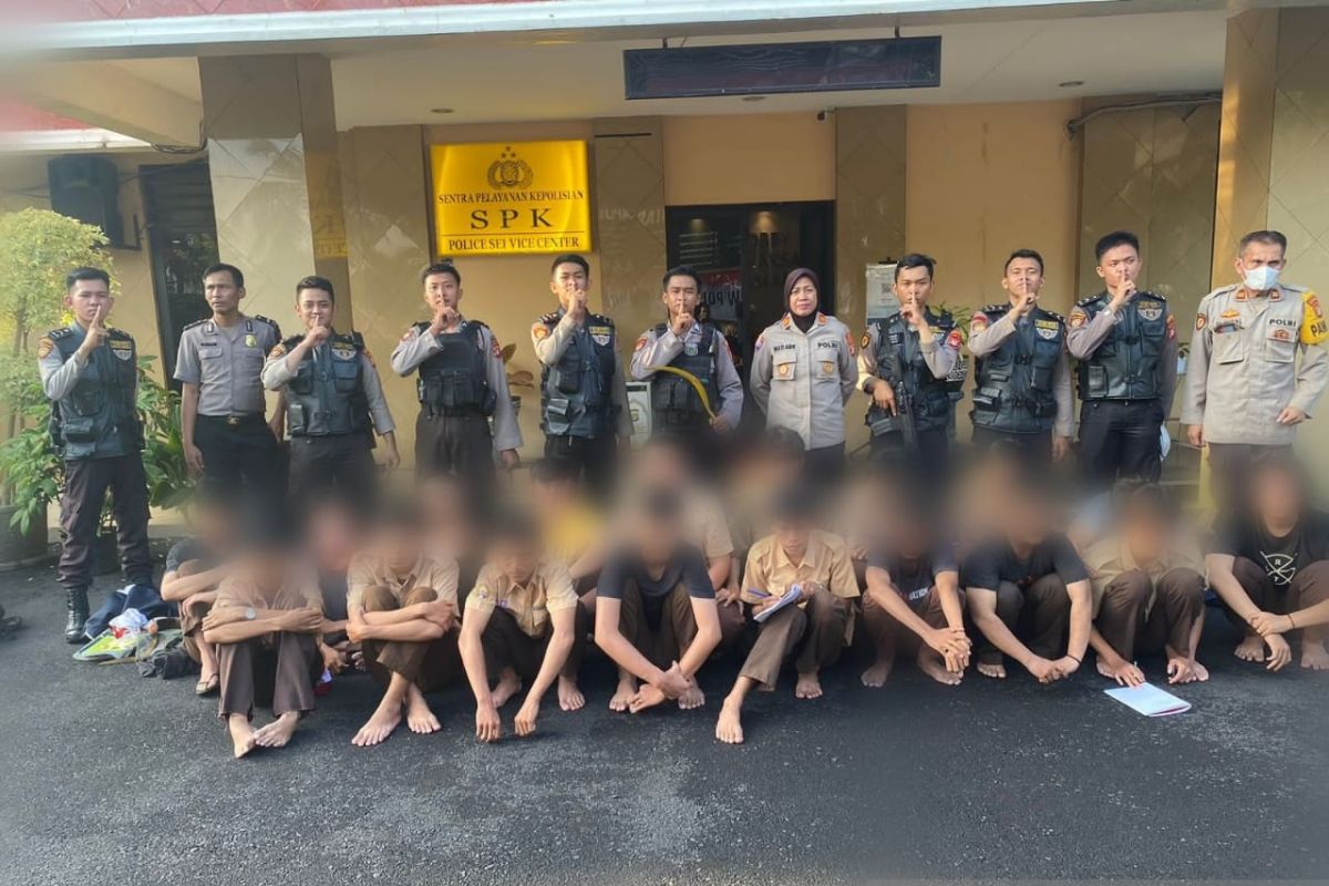 18 pelajar diduga hendak tawuran ditangkap polisi di Kalideres - ANTARA ...