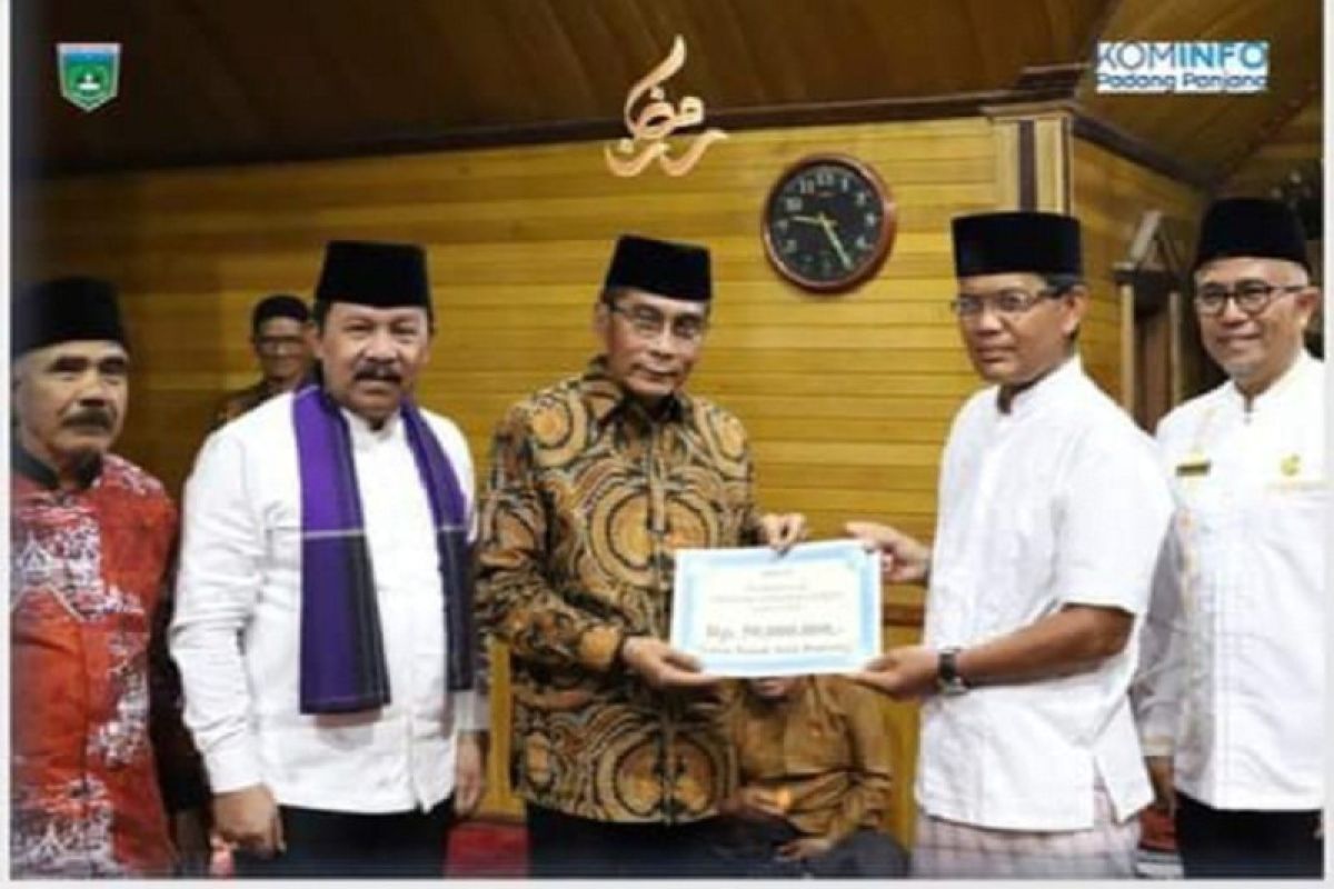 Asisten I Pemprov Sumbar, kunjungi masjid Asasi Sigando dan serahkan bantuan - ANTARA Sumbar