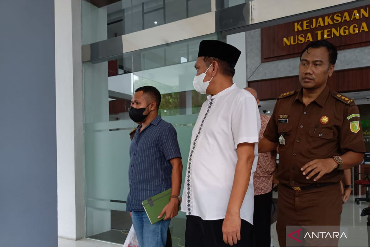 Mantan Kadis ESDM NTB tersangka tambang pasir besi diperiksa penyidik ... Mantan Kadis ESDM NTB tersangka tambang pasir besi diperiksa penyidik ...