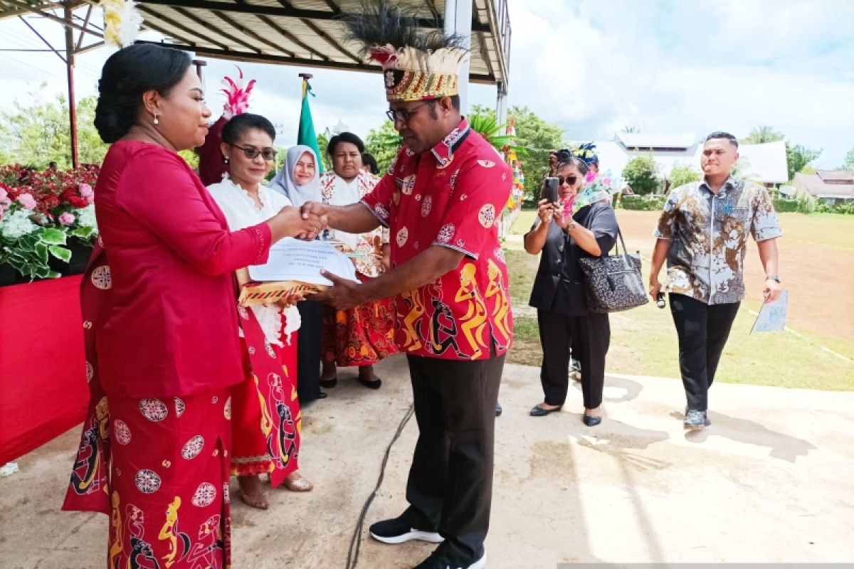 Pemkab Biak Numfor salurkan hibah dua organisasi perempuan Rp500 juta ... Pemkab Biak Numfor salurkan hibah dua organisasi perempuan Rp500 juta ...