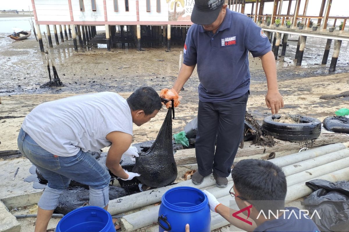 KSOP selidiki 10 karung limbah hitam yang ditemukan di Pantai Melayu Batam - ANTARA News ...