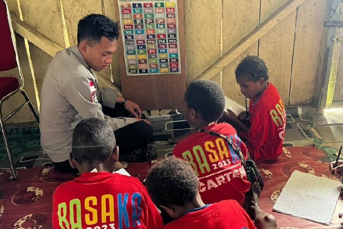 Satgas Rasaka Cartenz ajari anak putus sekolah di Sugapa Intan Jaya ...