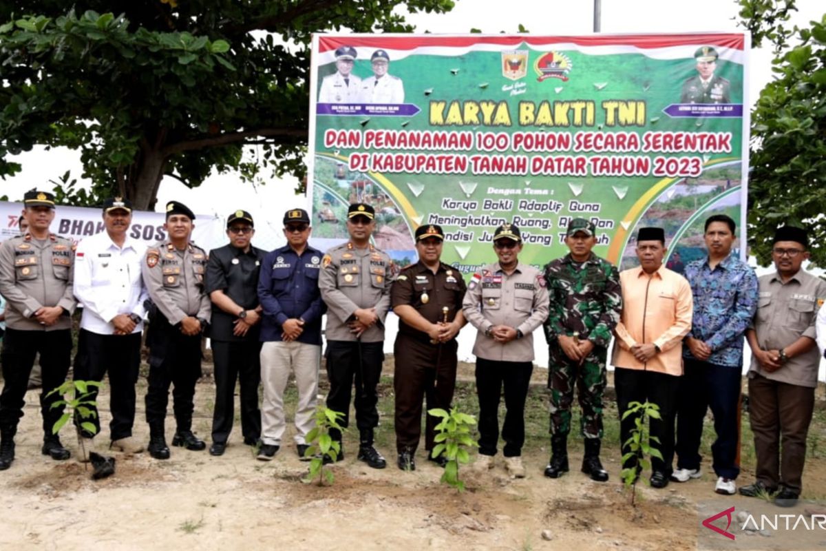 Karya bakti TNI lakukan tanam pohon serentak dan perbaikan badan jalan - ANTARA Sumbar