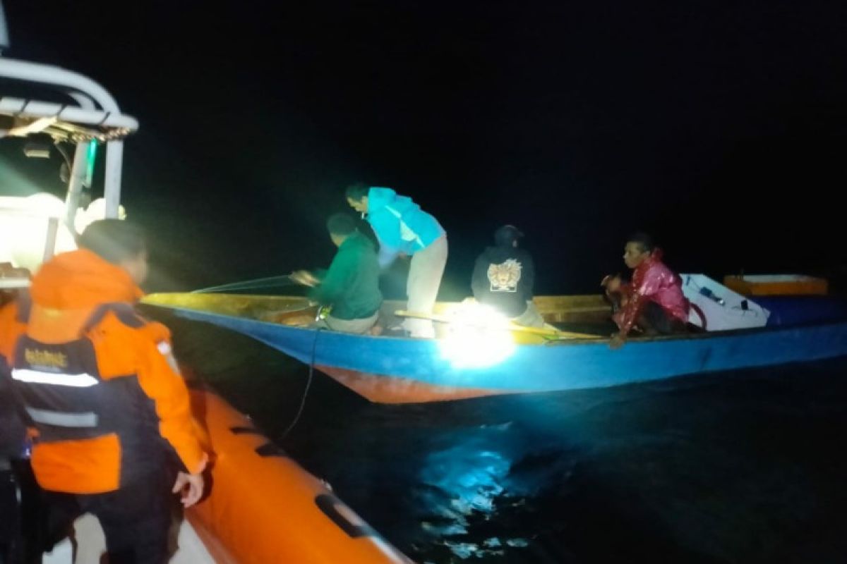 Basarnas evakuasi lima nelayan dari kapal mati mesin di perairan Wakatobi - ANTARA News Sulawesi ...