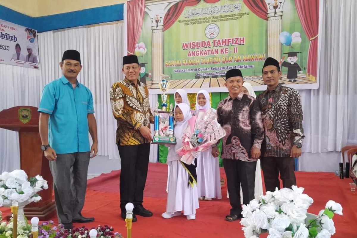 Puluhan Santri Rumah Tahfiz Quran Nawawi Wisuda, Sabar AS: Generasi Penerus Tuanku Rao - ANTARA ...