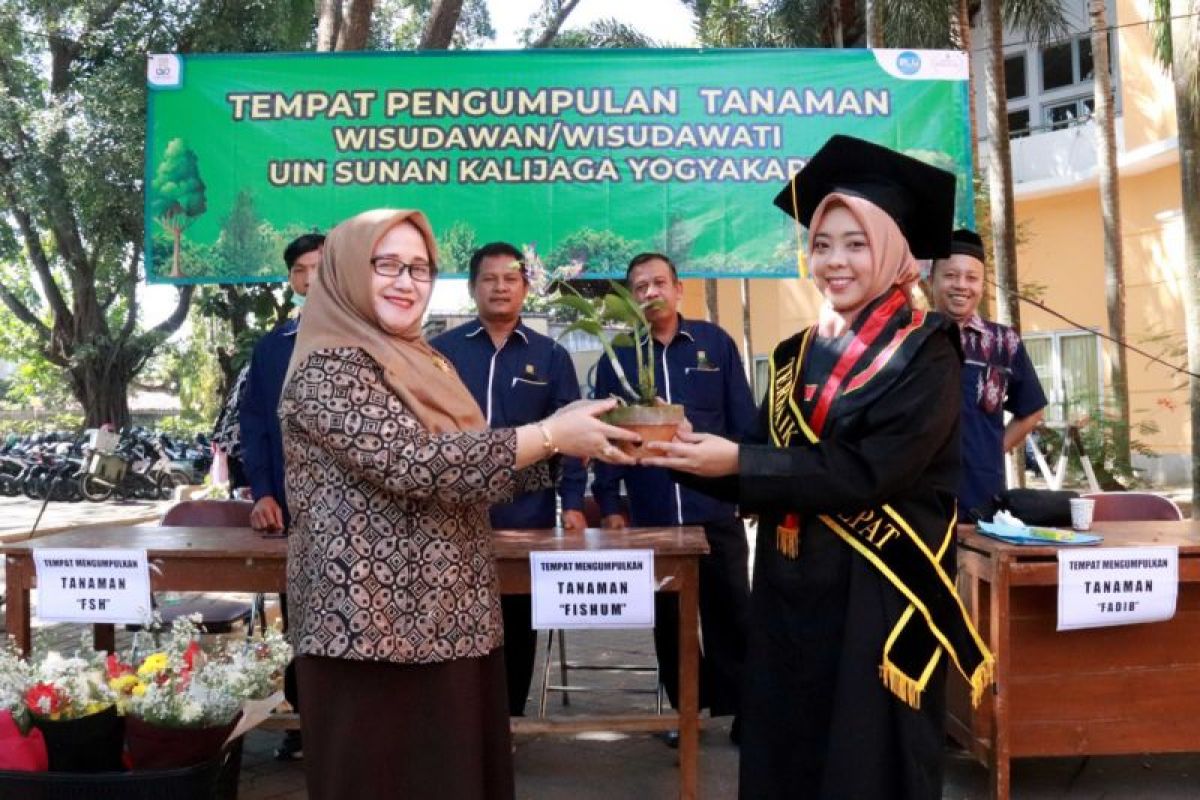 Wisudawan UIN Yogyakarta hijaukan kampus saat acara wisuda - ANTARA News Yogyakarta - Berita ...