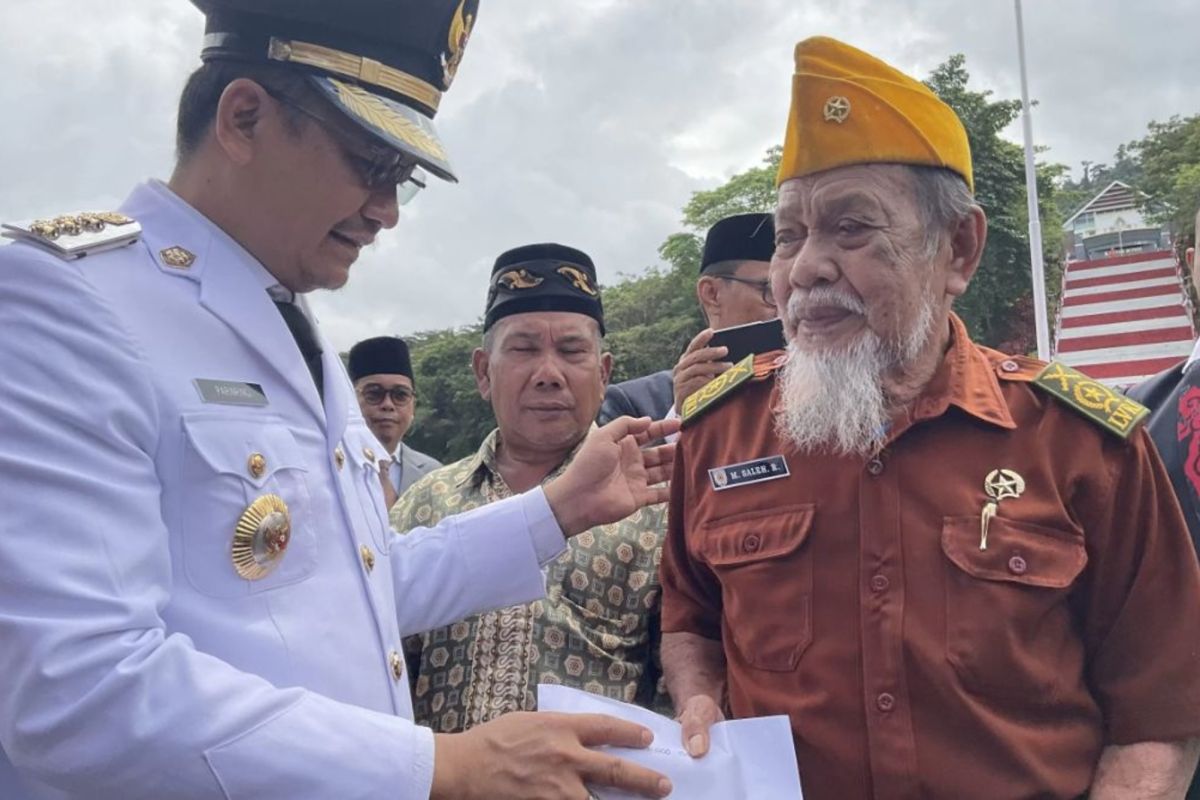 Pj Bupati Kolaka Utara beri bantuan kepada sembilan veteran pada HUT ke-78 RI - ANTARA News ...