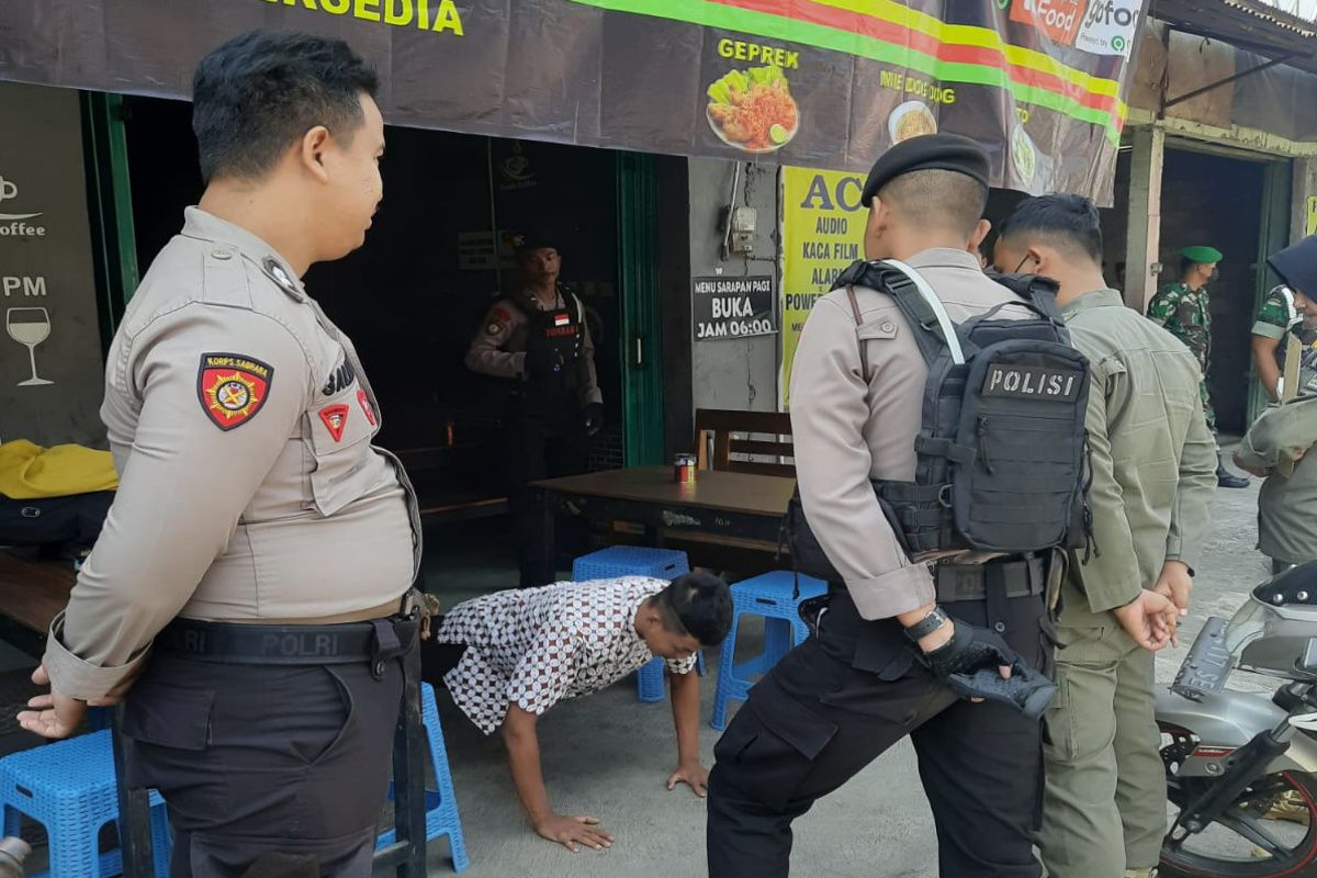 Satpol PP Sleman melakukan pembinaan pelajar bolos sekolah - ANTARA News Yogyakarta - Berita ...