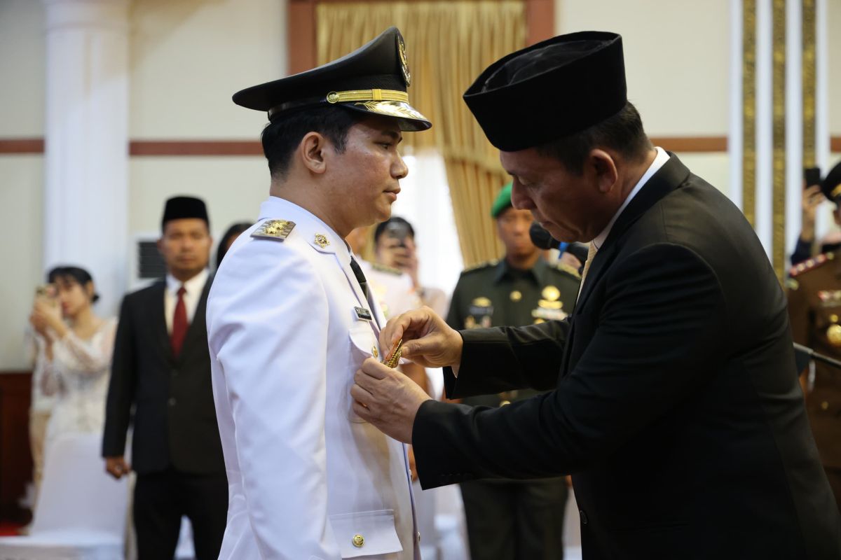 Gubernur Ansar lantik Ahdi Muqsith sebagai wakil bupati Bintan - ANTARA ...