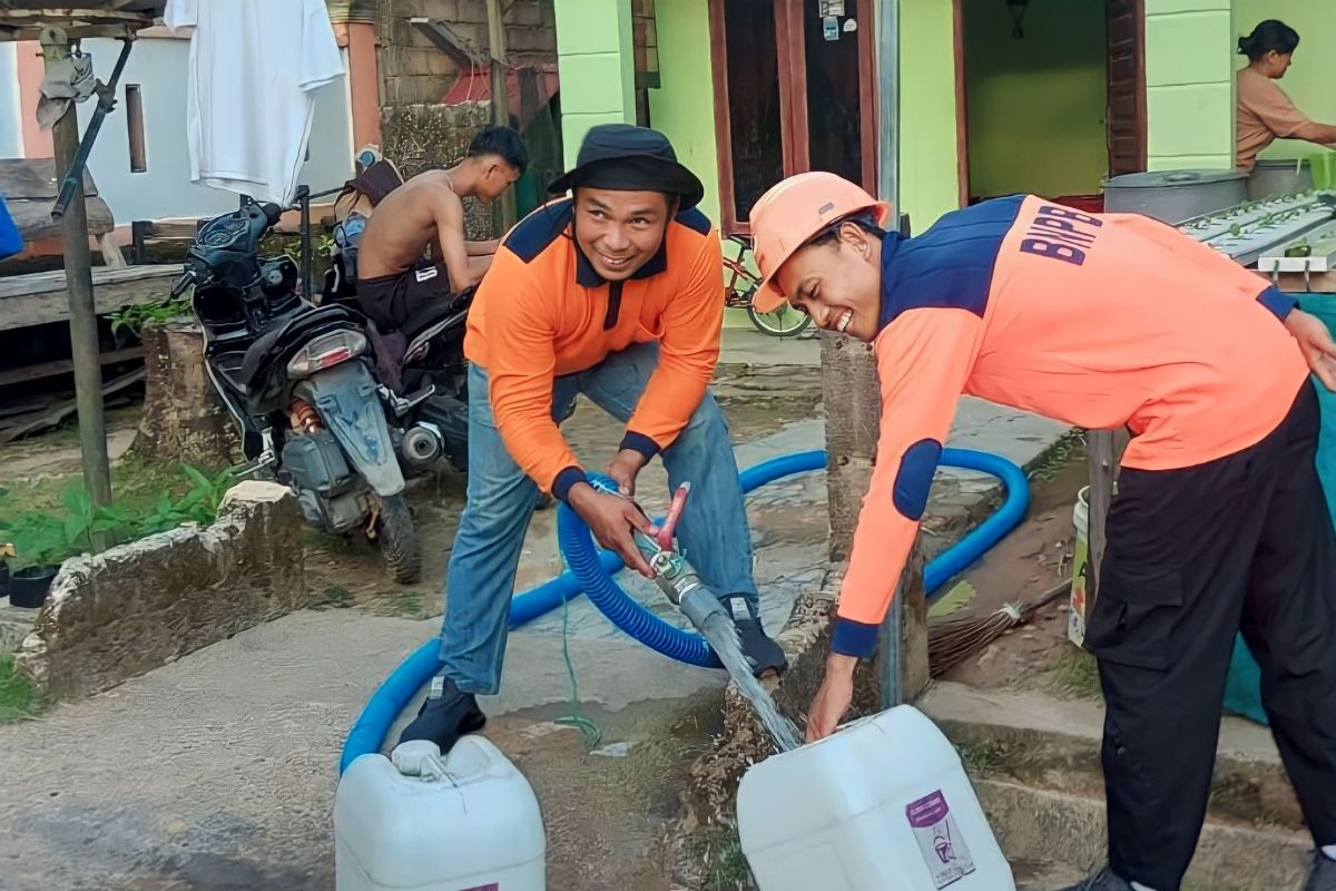 BPBD Bintan distribusikan air bersih untuk warga Sei Lekop - ANTARA News Kepulauan Riau - Berita ...