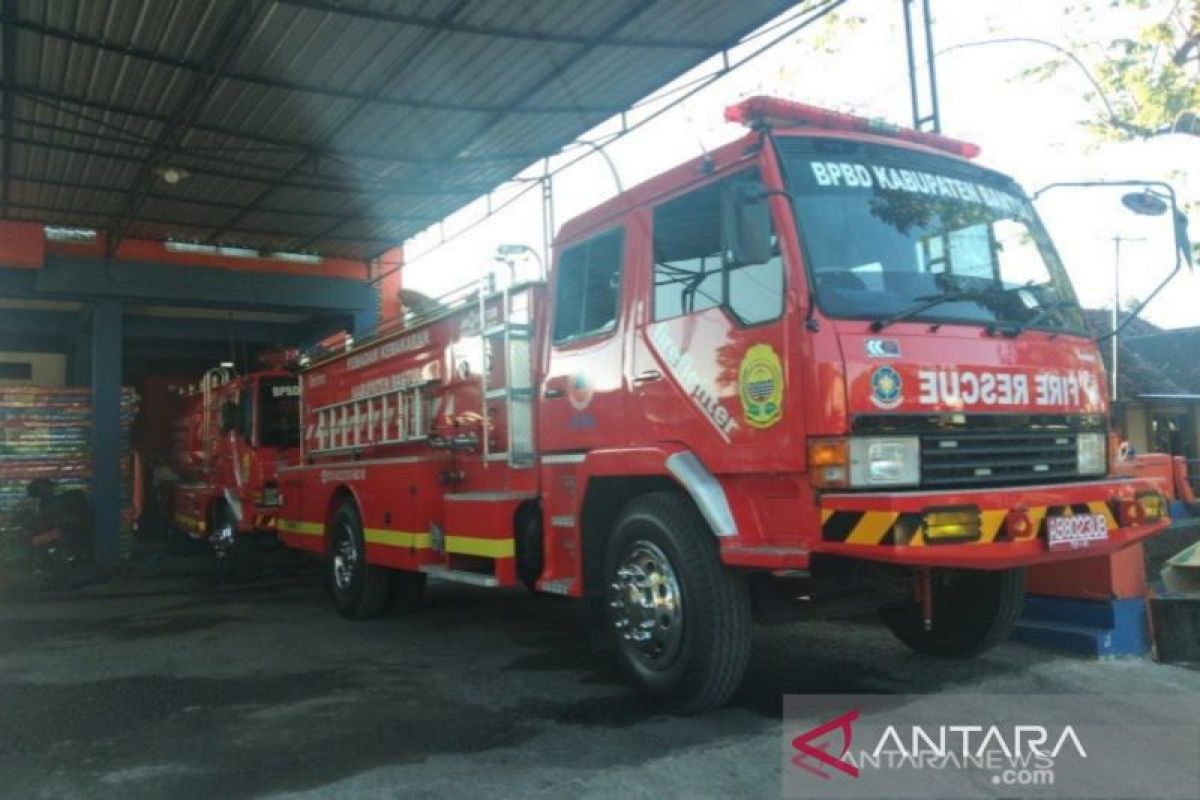 Empat mobil dikerahkan padamkan kebakaran garasi bus di Bantul - ANTARA News Yogyakarta - Berita ...