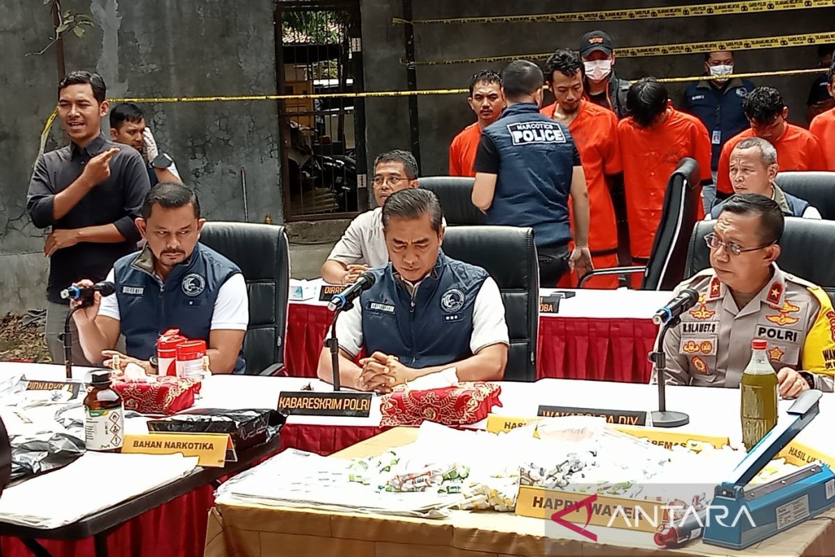 Bareskrim Polri bongkar narkoba dalam cairan "happy water" dan keripik pisang - ANTARA News ...