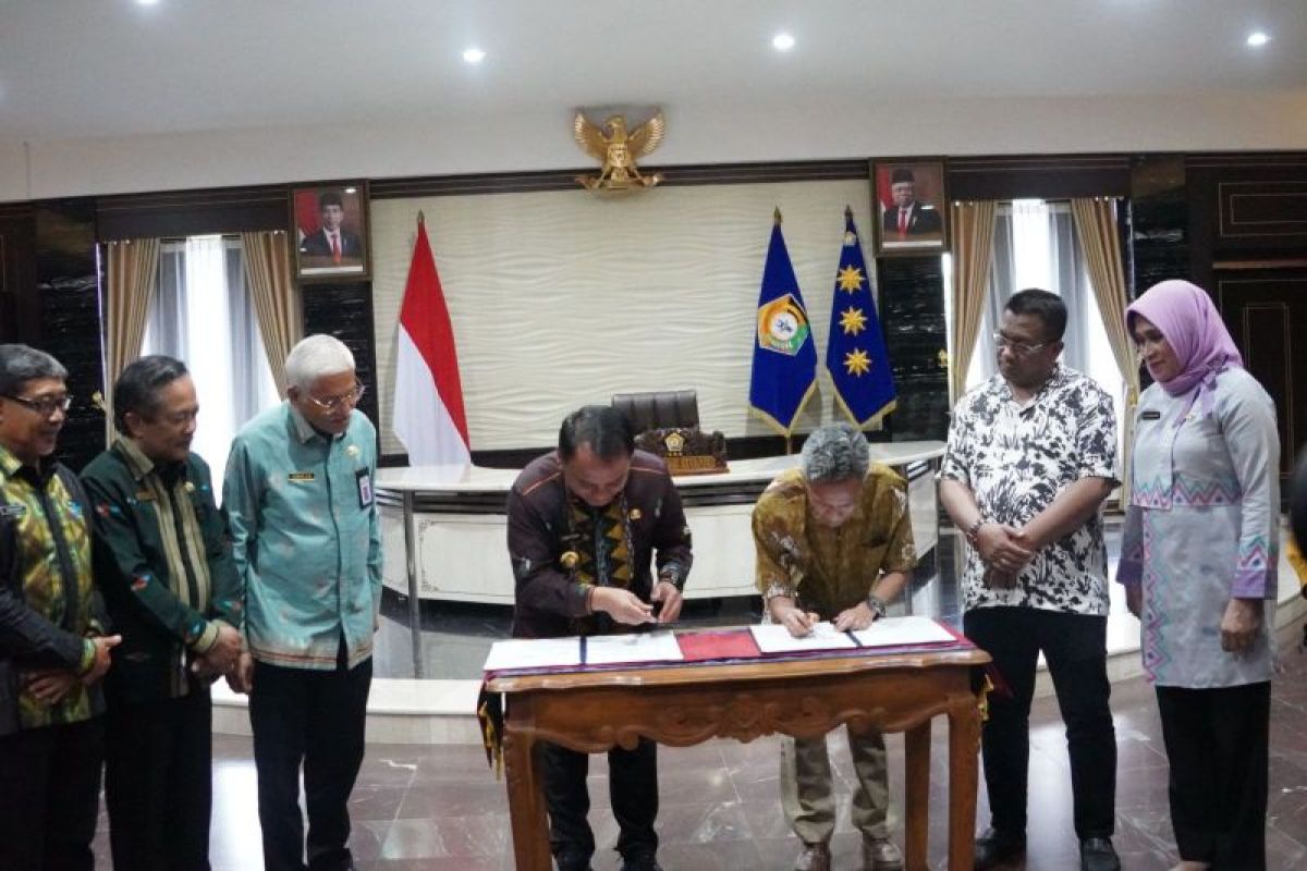 Pemprov Sulawesi Tenggara Serahkan Dana Hibah Rp50 Miliar Kepada