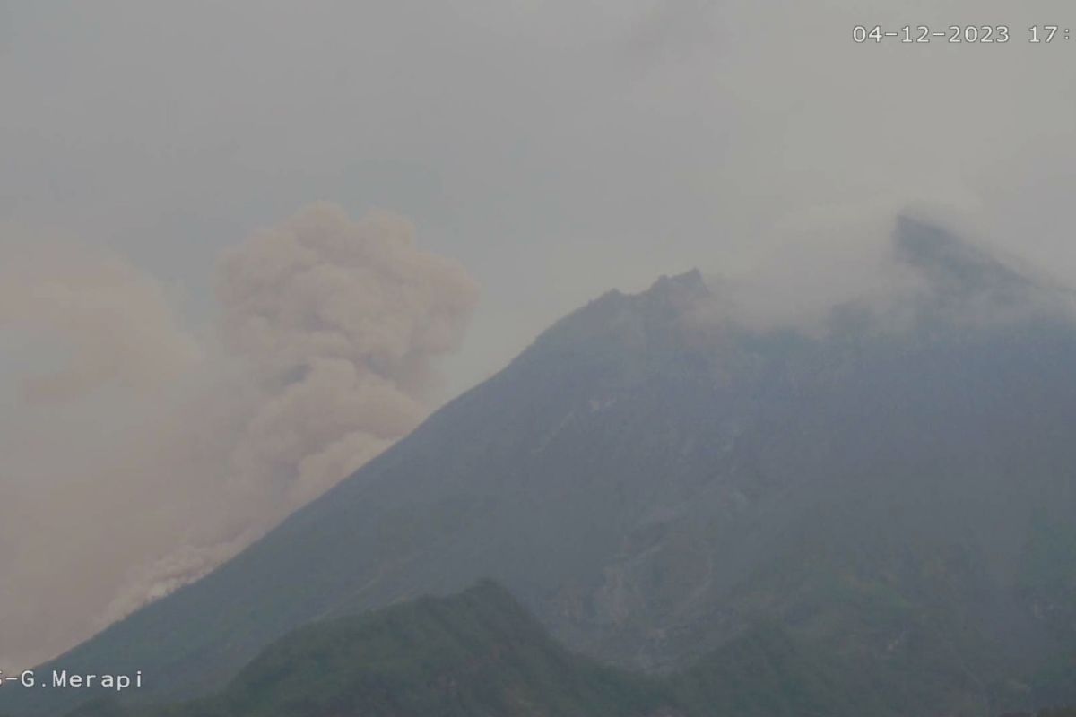 Gunung Merapi meluncurkan awan panas guguran ke arah dua sungai ...