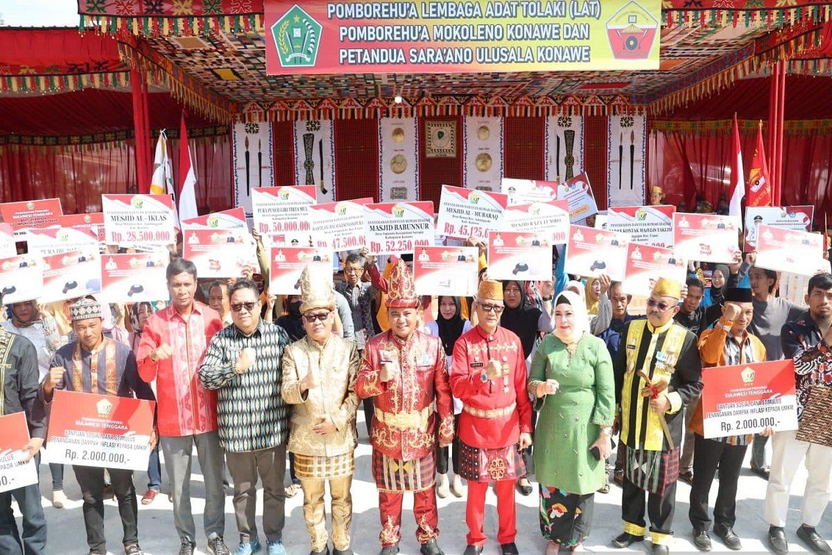 Pj Gubernur Sultra terima gelar adat bangsawan dari Suku Tolaki ...