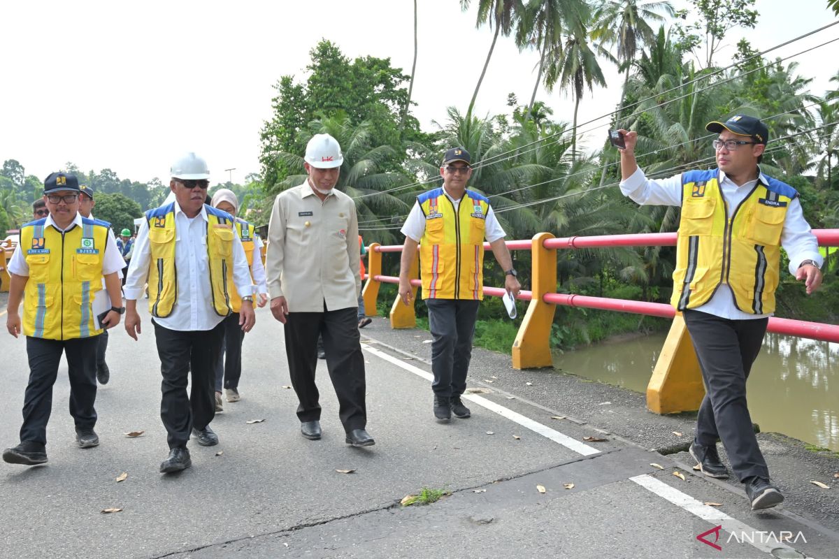 Jalan dan jembatan rusak akibat banjir di Sumbar segera diperbaiki - ANTARA Sumbar