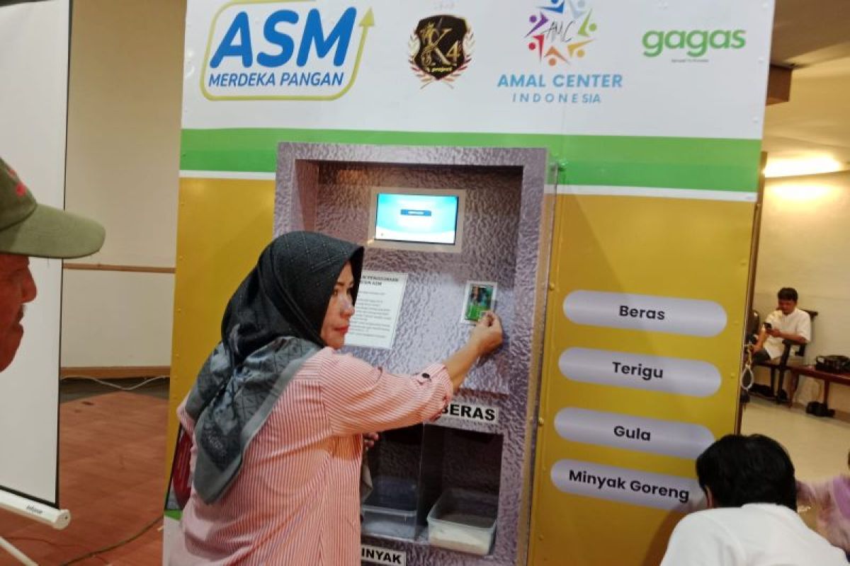 Amal Center Indonesia hadirkan ATM sembako murah di Sultra - ANTARA ...