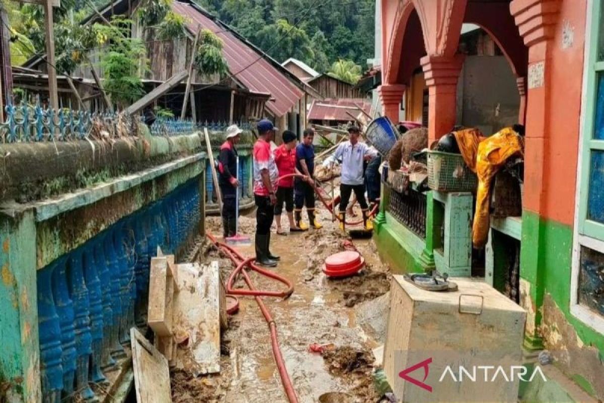 Dinas Damkarmat Kendari bantu bersihkan rumah terdampak banjir - ANTARA News Sulawesi Tenggara ...