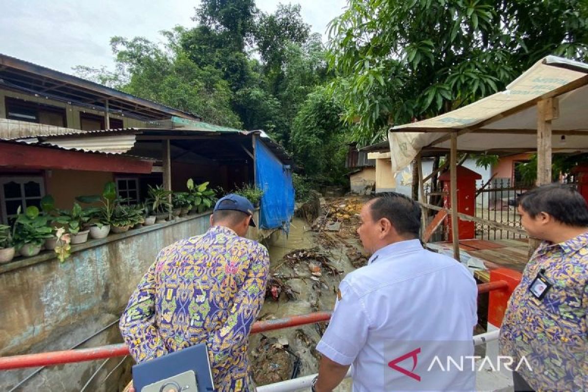Pemprov Sultra tangani tanggul longsor dan sedimentasi akibat banjir di Kendari - ANTARA News ...