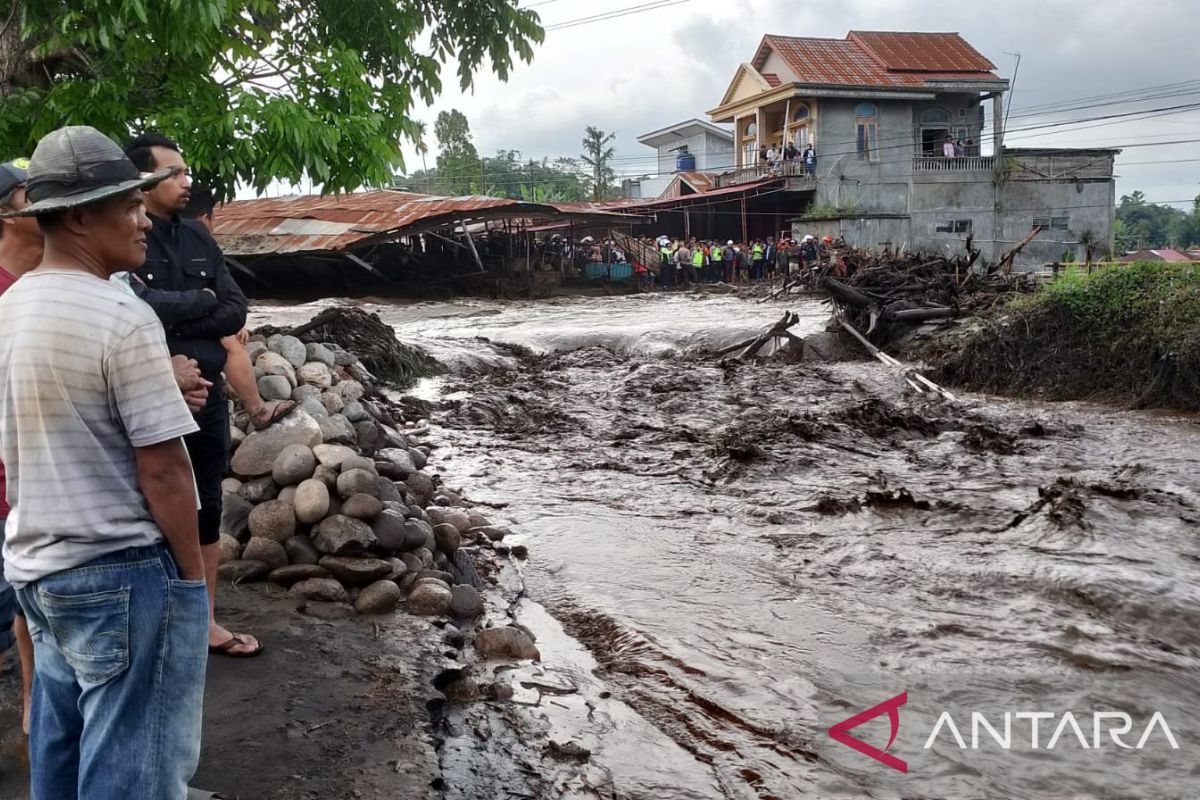 Banjir lahar dingin Marapi putuskan jalan lintas Bukittinggi-Padang - ANTARA Sumbar