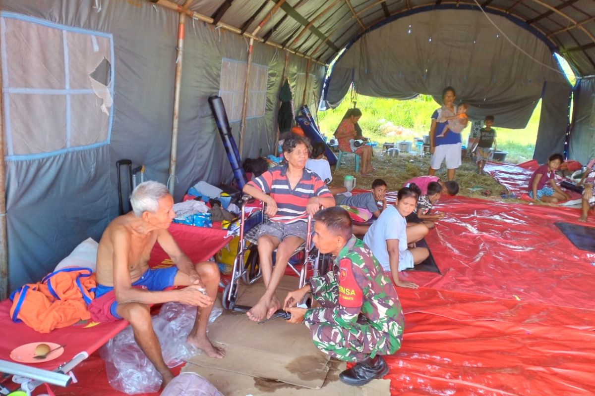 2.053 korban erupsi Gunung Ibu masih di pengungsian - ANTARA News ... 2.053 korban erupsi Gunung Ibu masih di pengungsian - ANTARA News ...