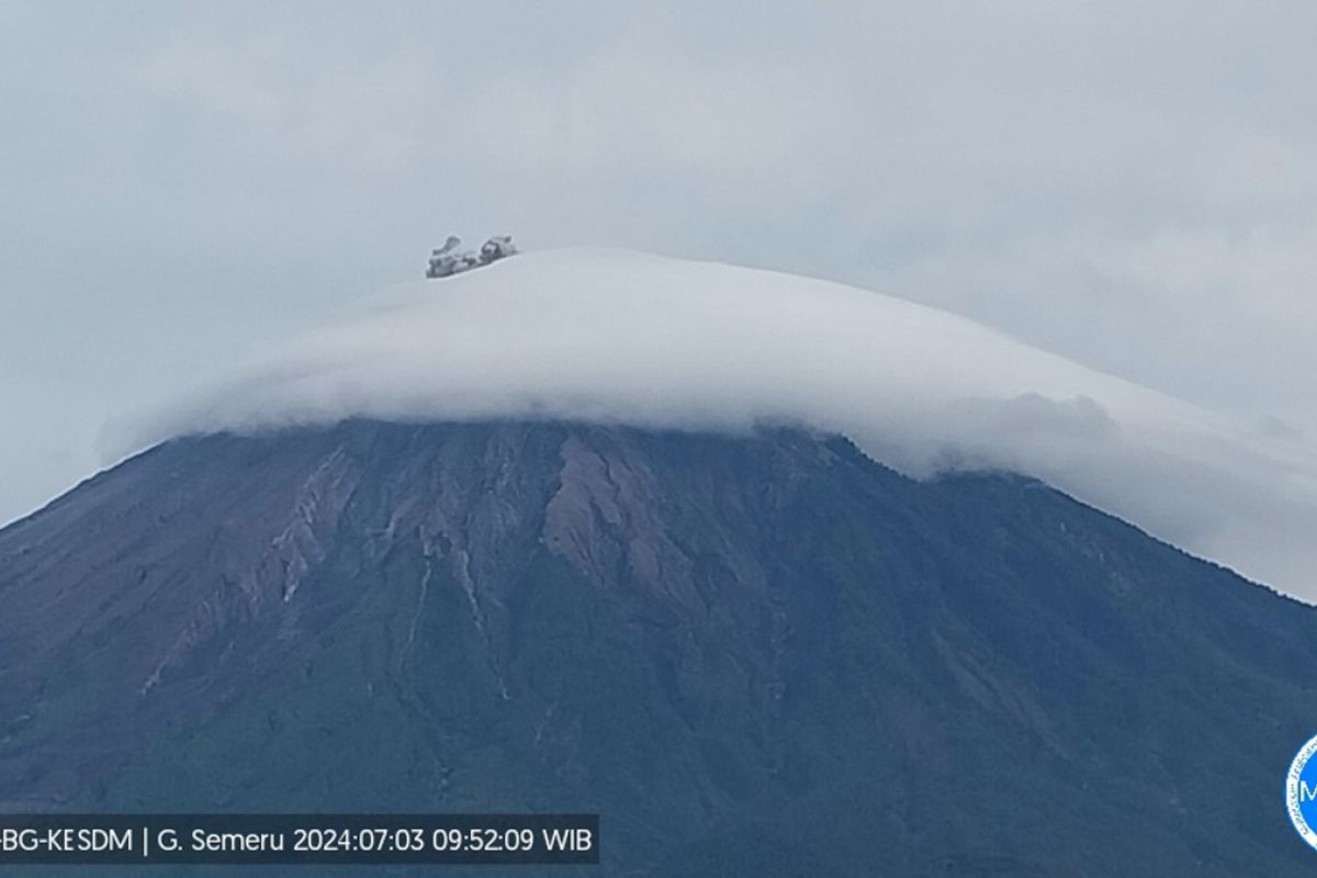 Gunung Semeru erupsi tinggi - ANTARA News Yogyakarta - Berita Terkini ...